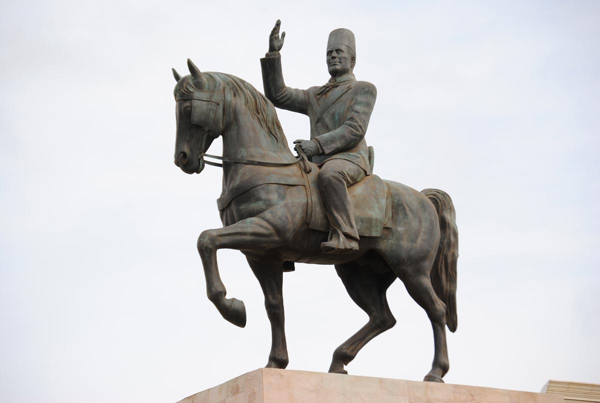 La statue de Bourguiba retrouvera sa place à Tunis affirme la ...